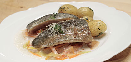 Forellenfilet mit Wurzelgemüse und Krenschaum - Essen & Trinken ...
