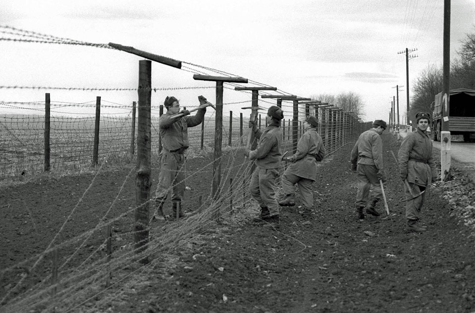 26 Jahre nach dem Abriss des Eisernen Vorhangs wird ein neuer errichtet ...