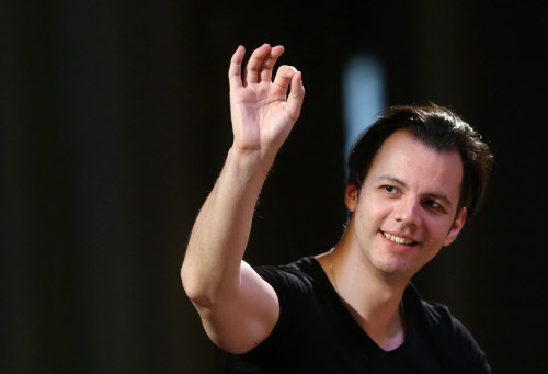 Teodor Currentzis: Drama der Leichtigkeit - Salzburger Festspiele ...