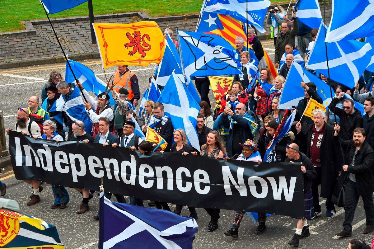 Zehntausende Schotten demonstrierten für Unabhängigkeit - Schottland ...