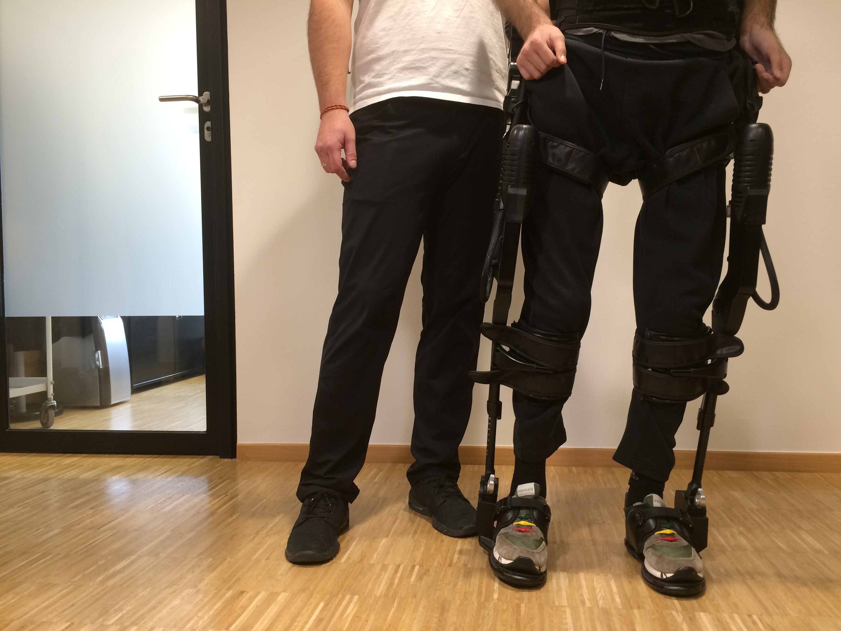 Exoskelett bringt Gelähmte "wieder auf Augenhöhe" - Therapie ...