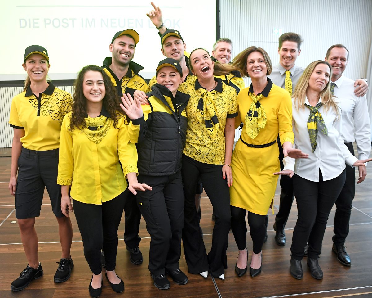 Marina Hoermanseder designte die neuen Post-Uniformen - Modedesigner ...