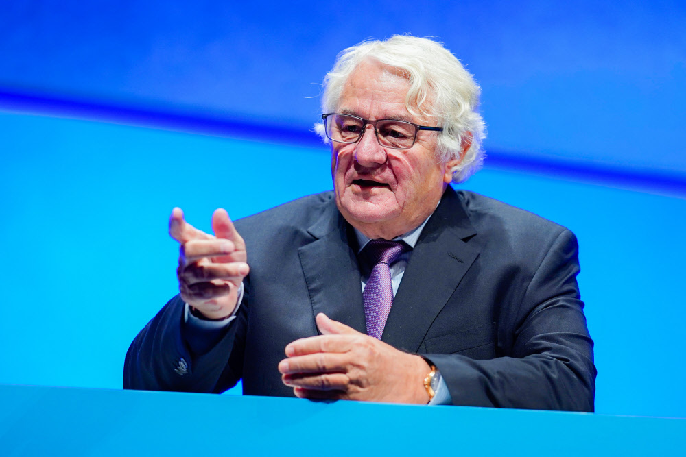 Gründer Hasso Plattner bereitet Abschied von SAP vor - IT-Business ...