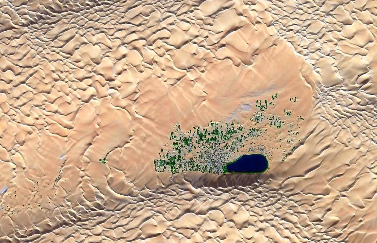 Bunte Wüsten aus dem All betrachtet - Natur - derStandard.de › Wissen ...