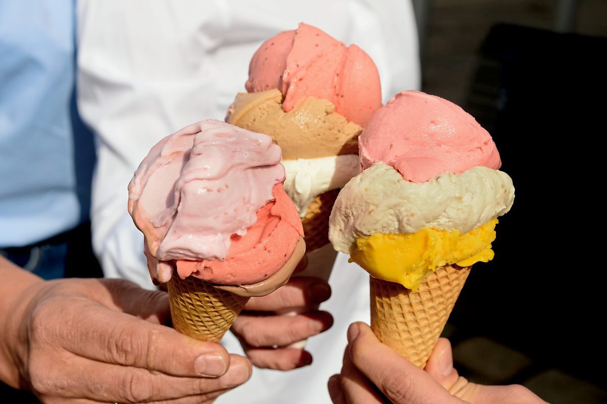 Haft für Mann, der Eis im Supermarkt für Likes abschleckte und ...