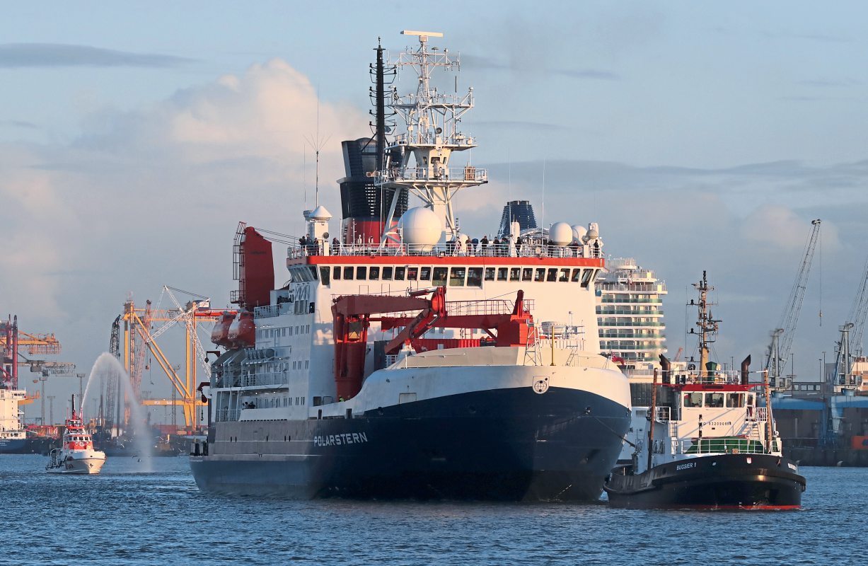 Deutsches Forschungsschiff Polarstern nach einem Jahr in der Arktis ...