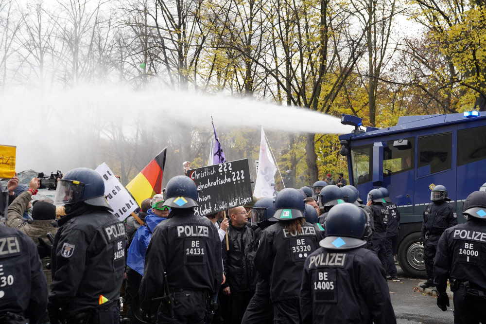Berliner Polizei löst Demo gegen Corona-Maßnahmen mit Wasserwerfern auf ...