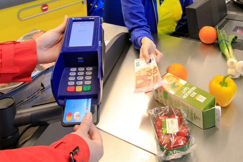 Transaktionen mit Bankomatkarten im Corona-Jahr um 20 Prozent gestiegen ...